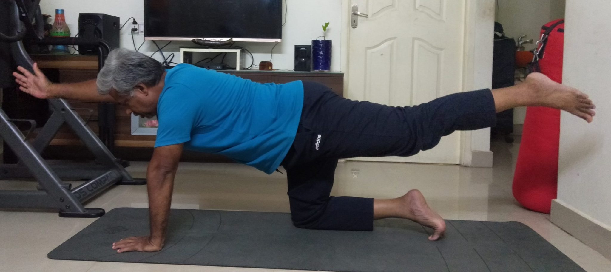 இன்று ஒரு ஆசனம் (38) – தண்டயமன பர்மானாசனம் (Balancing Table Top Pose ...